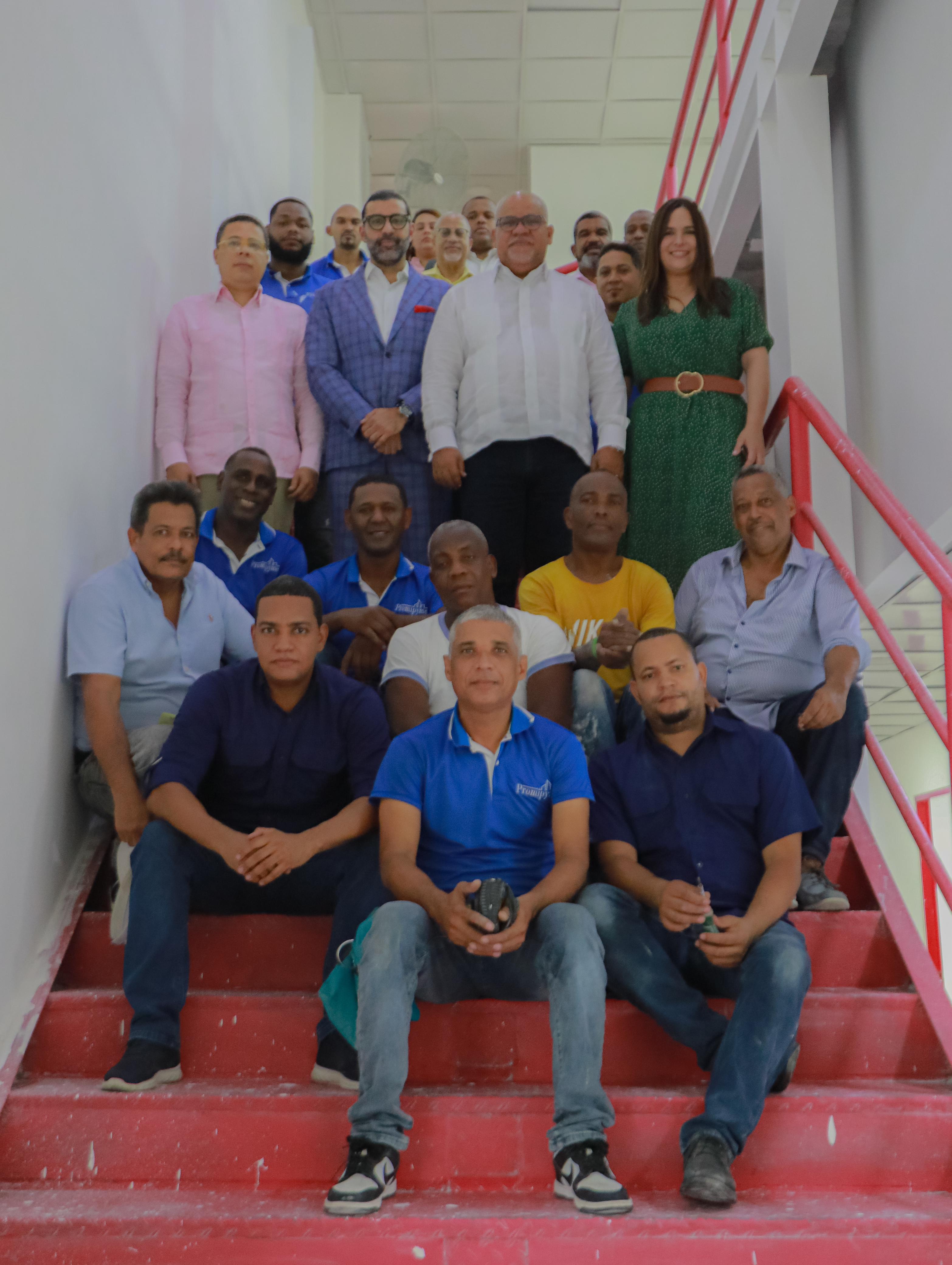 Santo Domingo.- Fabricio Gómez Mazara, posa junto al equipo de trabajo ...