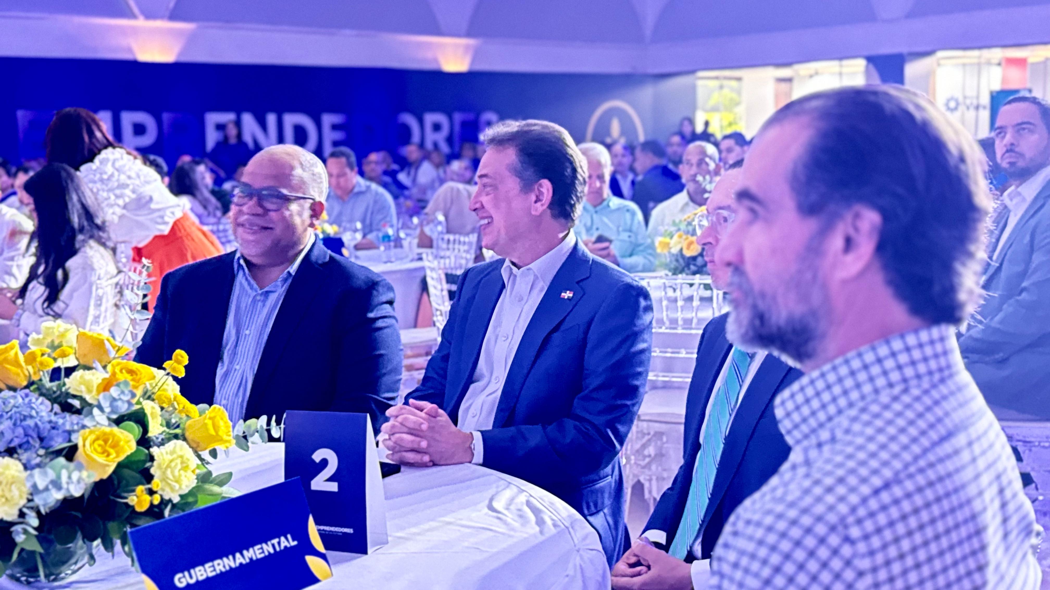 Director Promipyme asiste acto graduación colmaderos